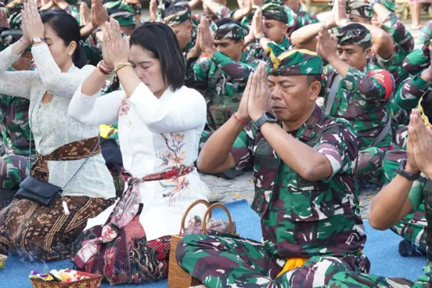 Prajurit Jajaran Korem 163/Wira Satya Ngayah di Pura Ulun Danu Batur ...
